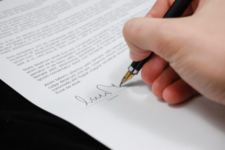 Contract Negotiation: the Complete Guide Contract Negotiation: the Complete Guide